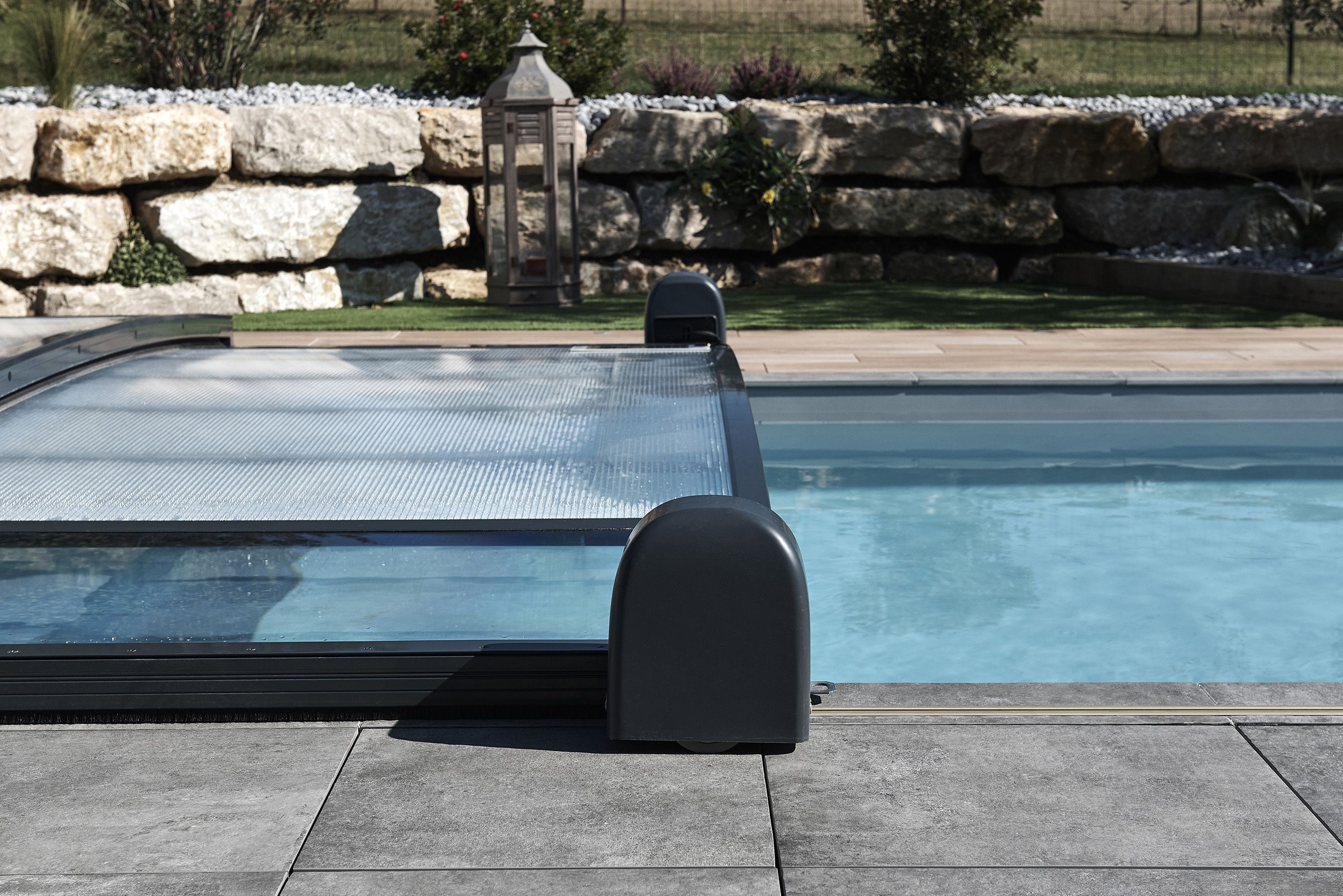 Couverture piscine motorisée : un choix pertinent pour votre confort