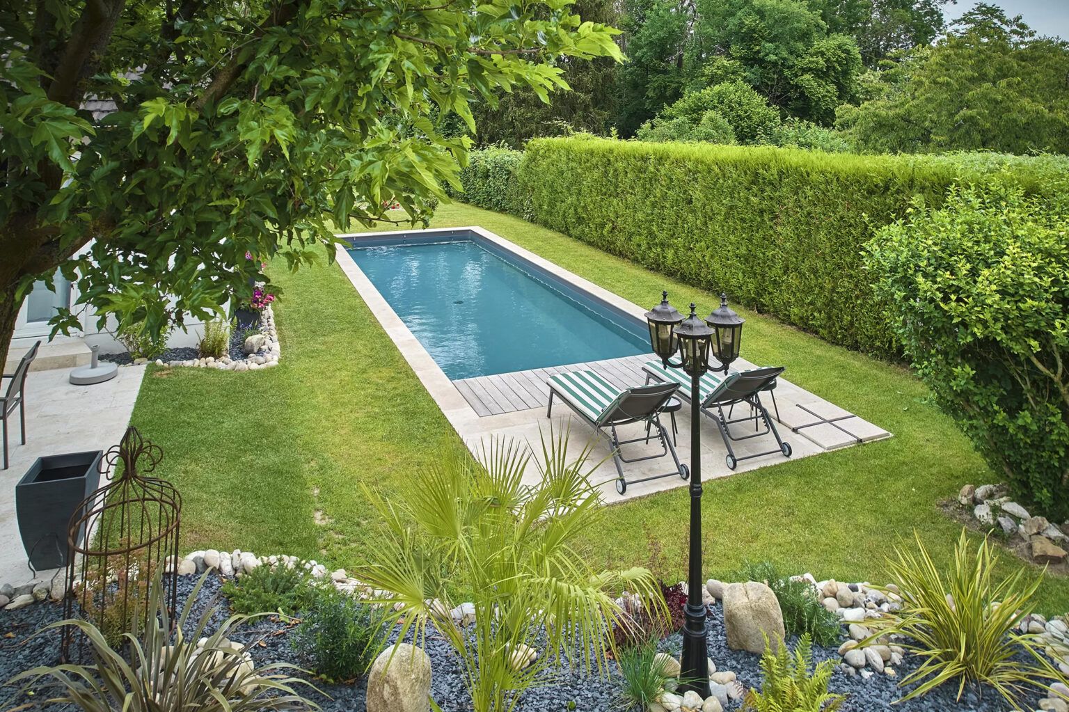 Embellir son jardin avec des massifs de fleurs | EuroPiscine